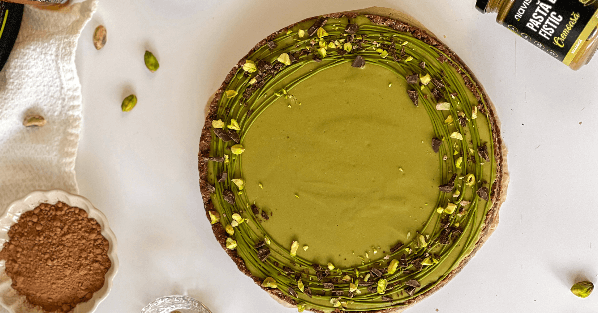 Tartă cu fistic și matcha - un desert delicios fără coacere